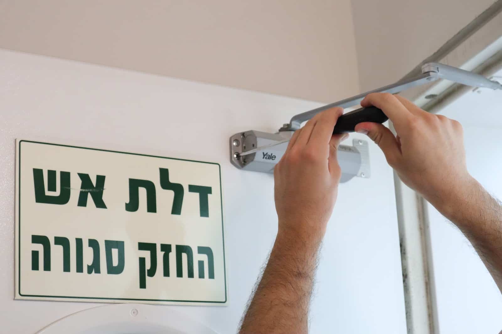 התקנת מחזיר דלת מחיר משתלם | לשער | לדלת קפיצי | הידראולי - מעולים במנעולים